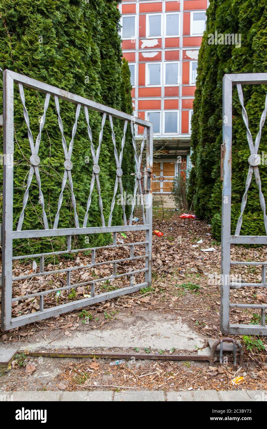 Ddr building hi-res stock photography and images - Alamy