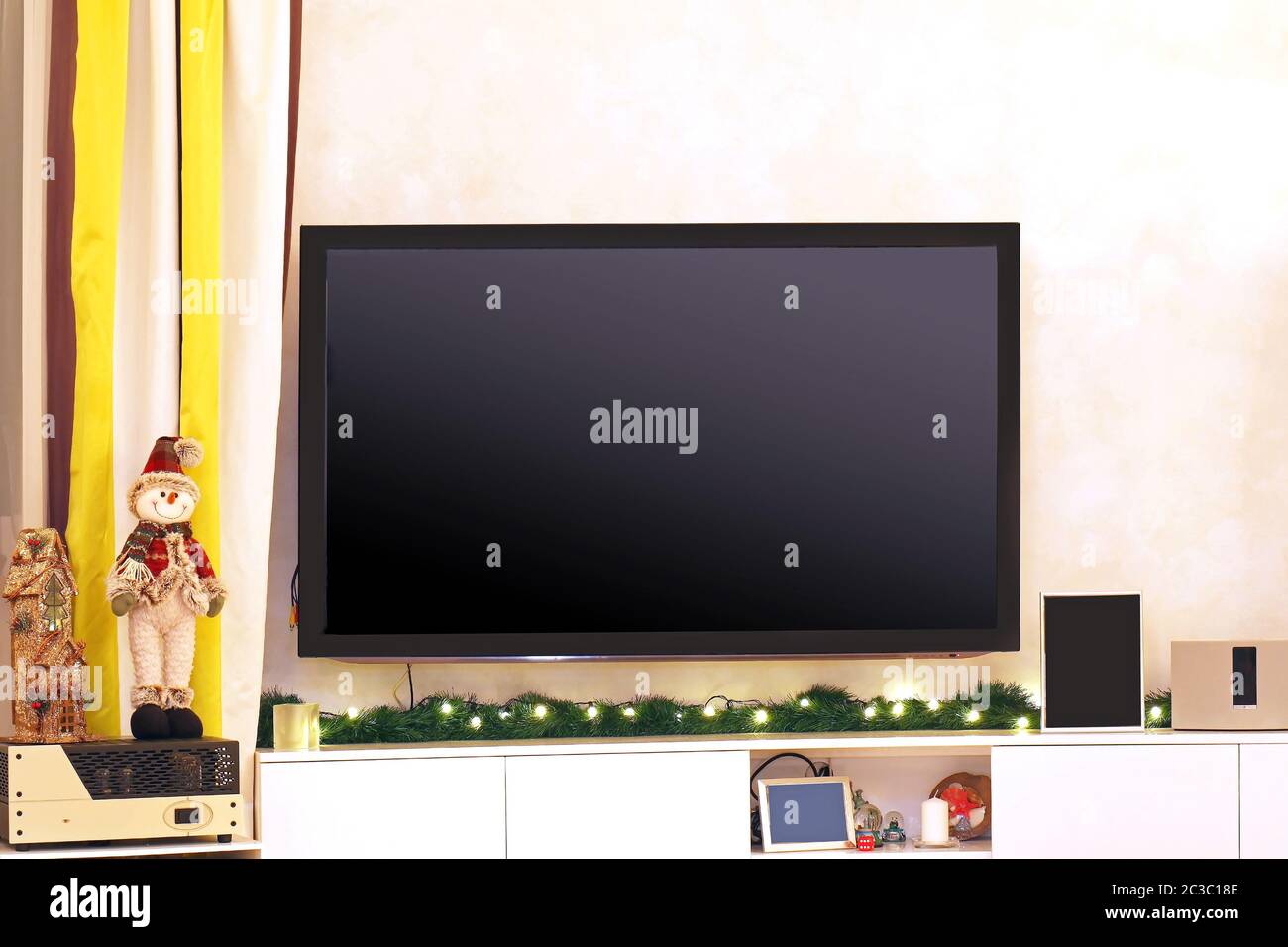 Tv screen on wall hi-res stock photography and images - Alamy