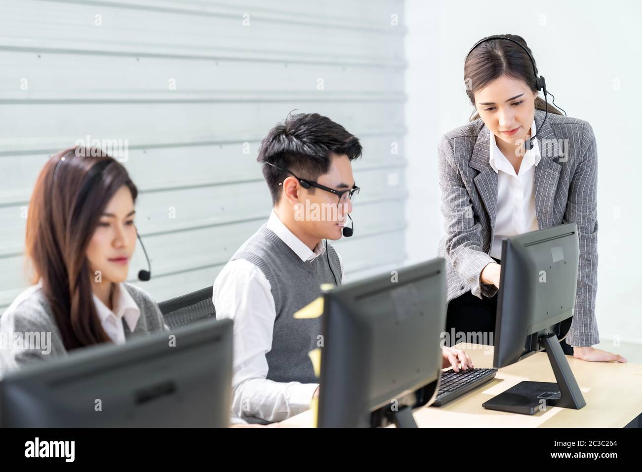 Call centre staff hi-res stock photography and images - Alamy