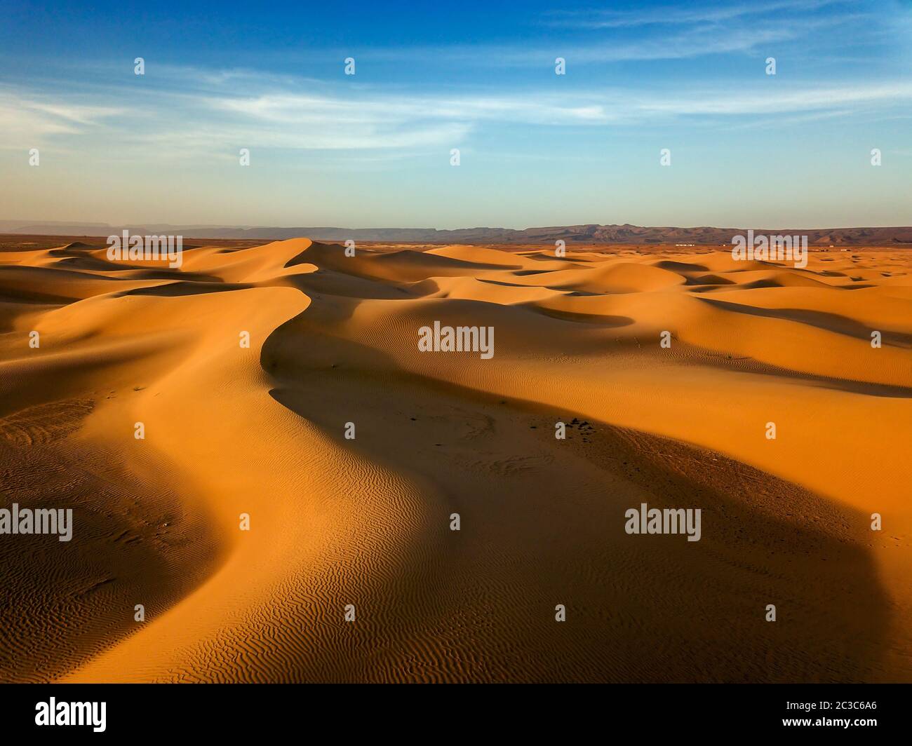 Sand dunes in the sahara desert at sunrise hi-res stock photography and ...