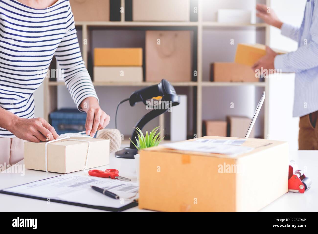 Check list box package hi-res stock photography and images - Alamy