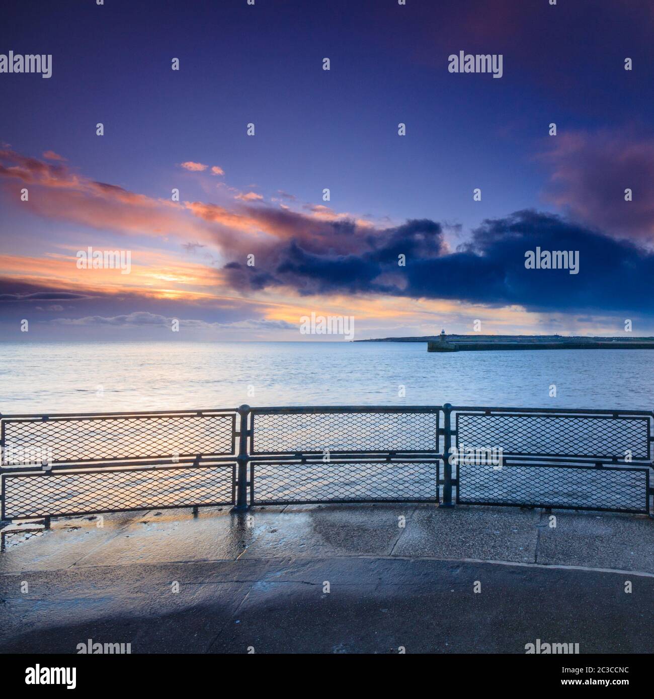Tynemouth pier hi-res stock photography and images - Alamy
