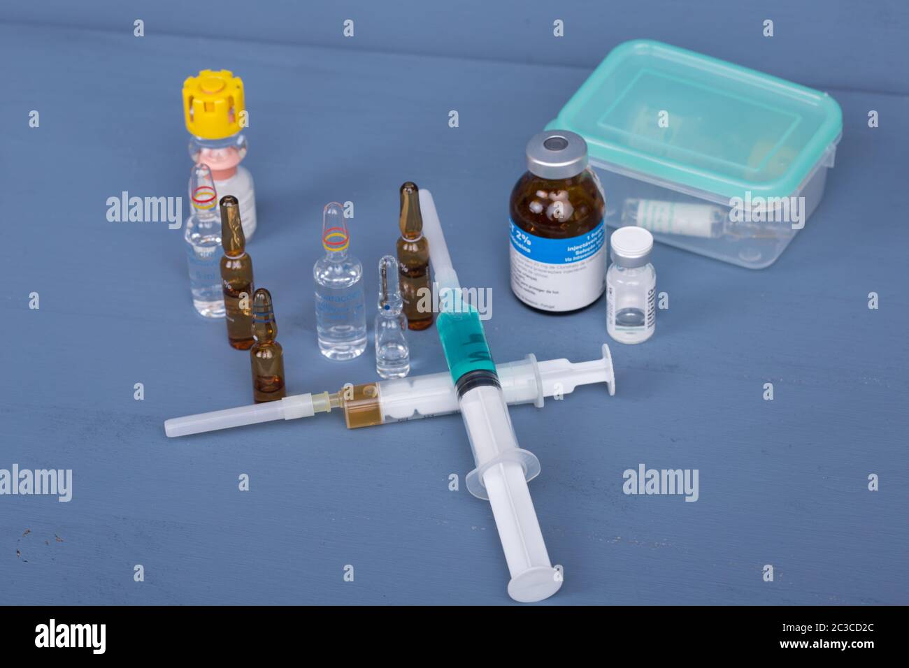 Ampules syringe on green hi-res stock photography and images - Alamy