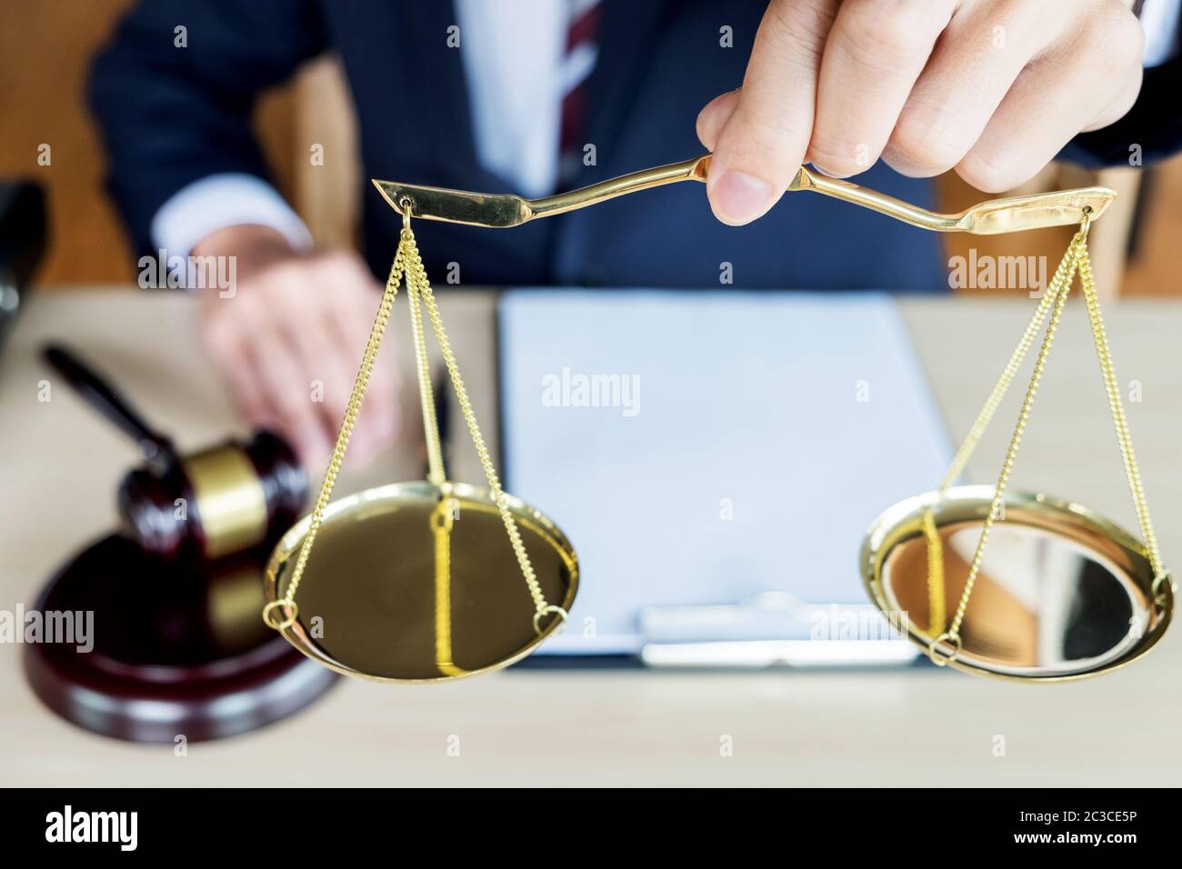 Judge hammer golden scale law book hi-res stock photography and images ...