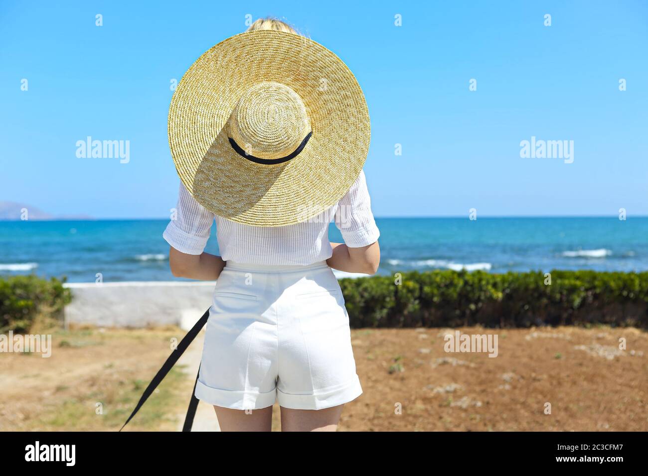 Summer dress straw hat hi-res stock photography and images - Alamy