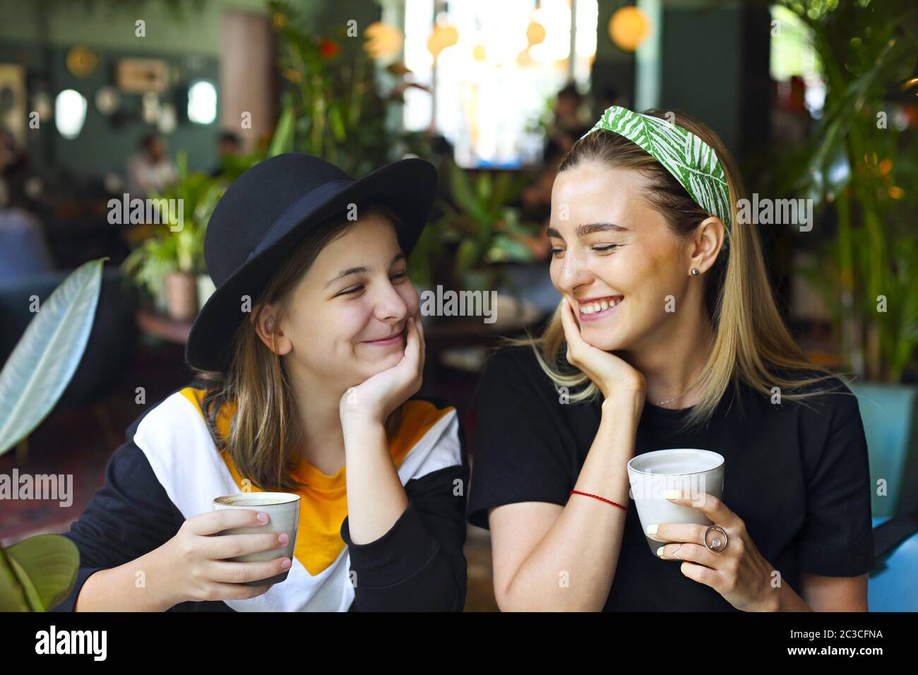 Girls meeting hi-res stock photography and images - Alamy