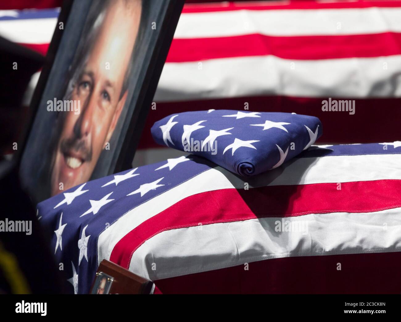 American flag draped coffin hi-res stock photography and images - Alamy