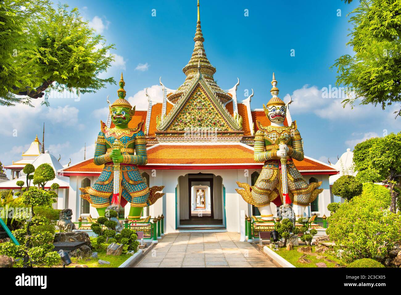 View to gates of Wat Arun with statues of Giants Stock Photo - Alamy