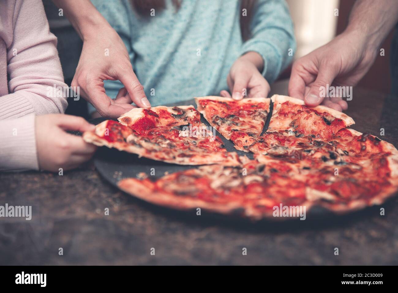 Family eating lunch at home hi-res stock photography and images - Alamy