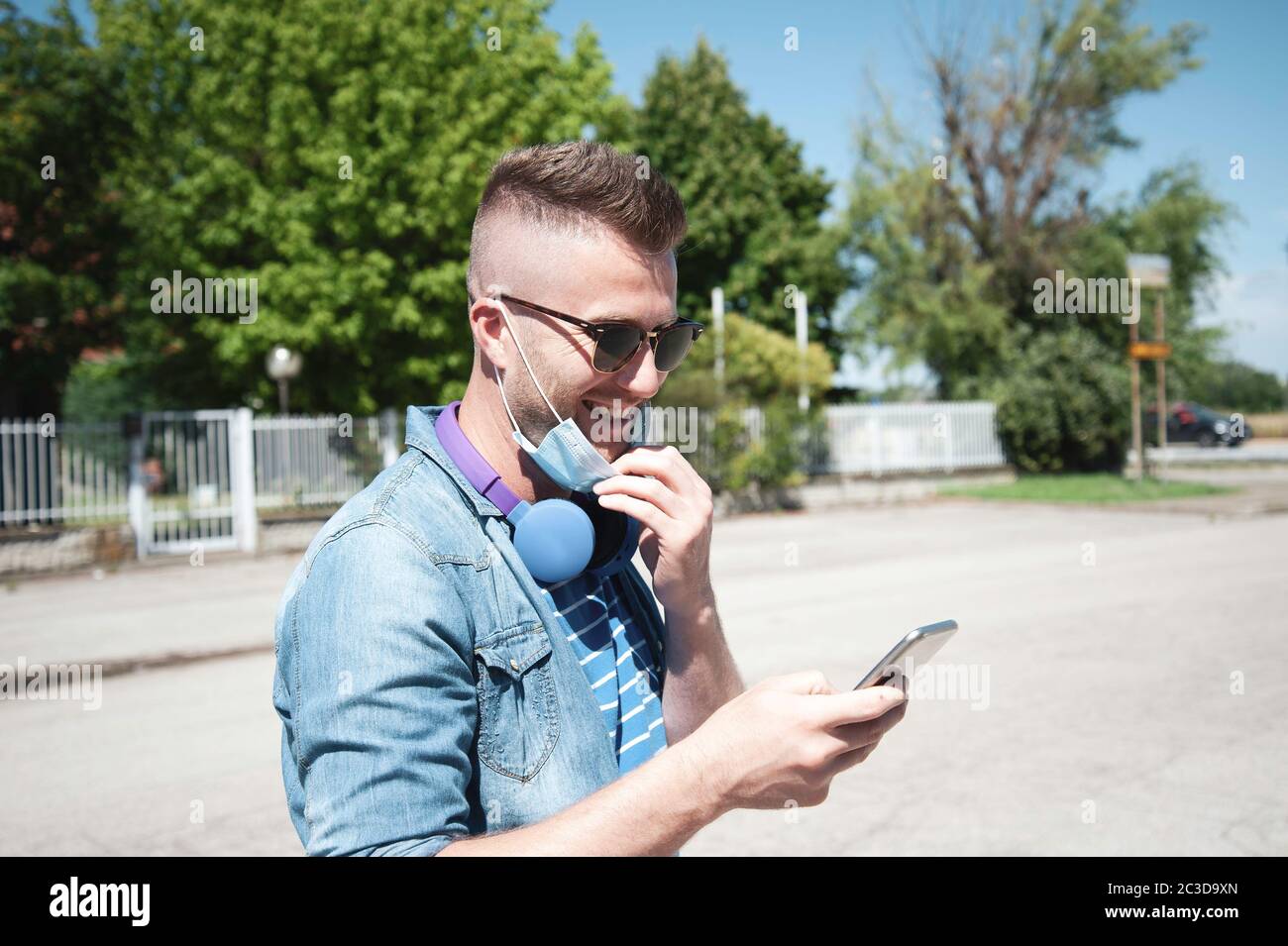 Tik tok man hi-res stock photography and images - Alamy