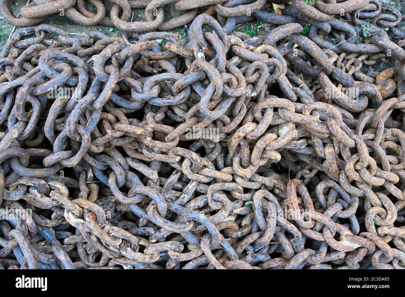 Chain links pile steel metal hi-res stock photography and images - Alamy