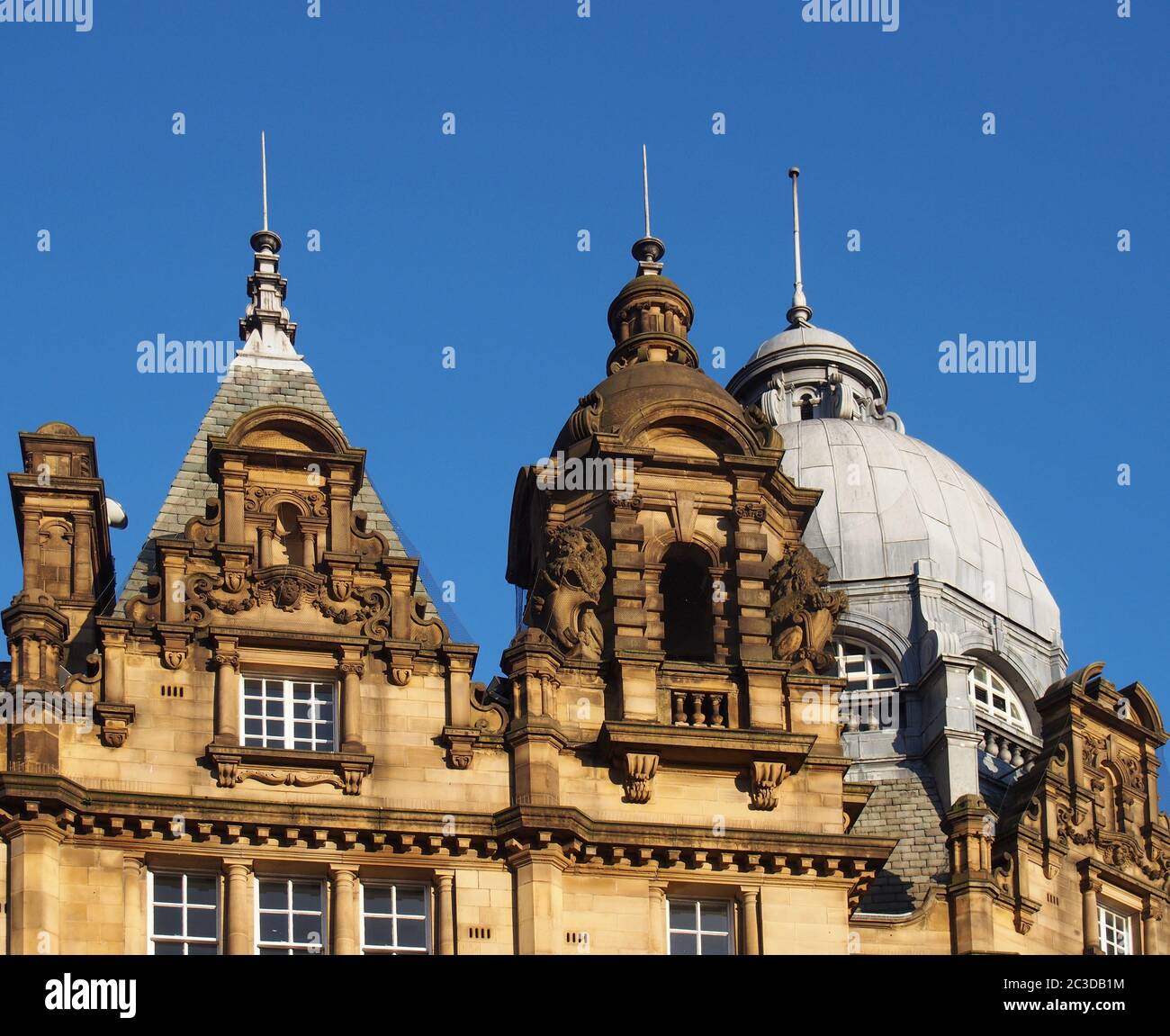 Ornate historical building facade hi-res stock photography and images ...