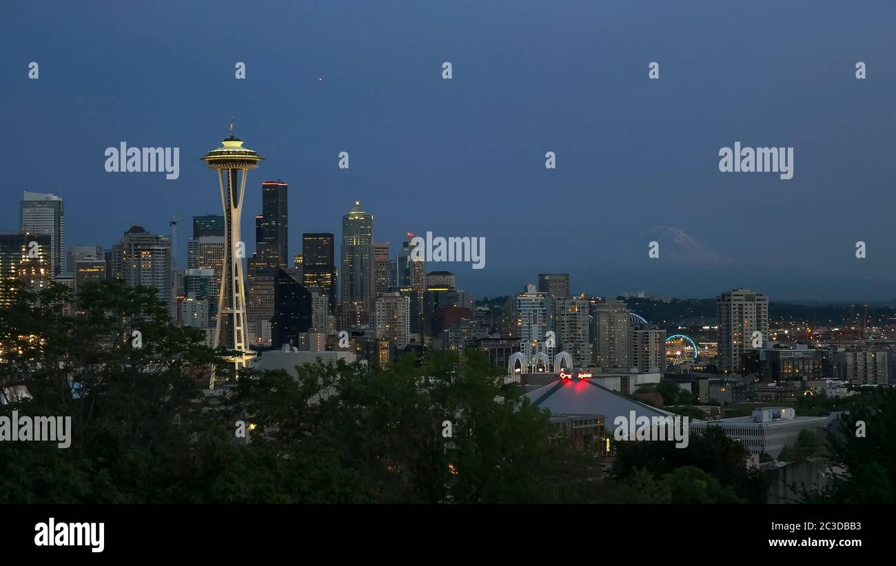 Rainier tower night seattle hi-res stock photography and images - Alamy