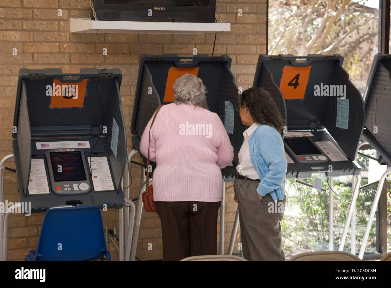 Voting machines hi-res stock photography and images - Alamy