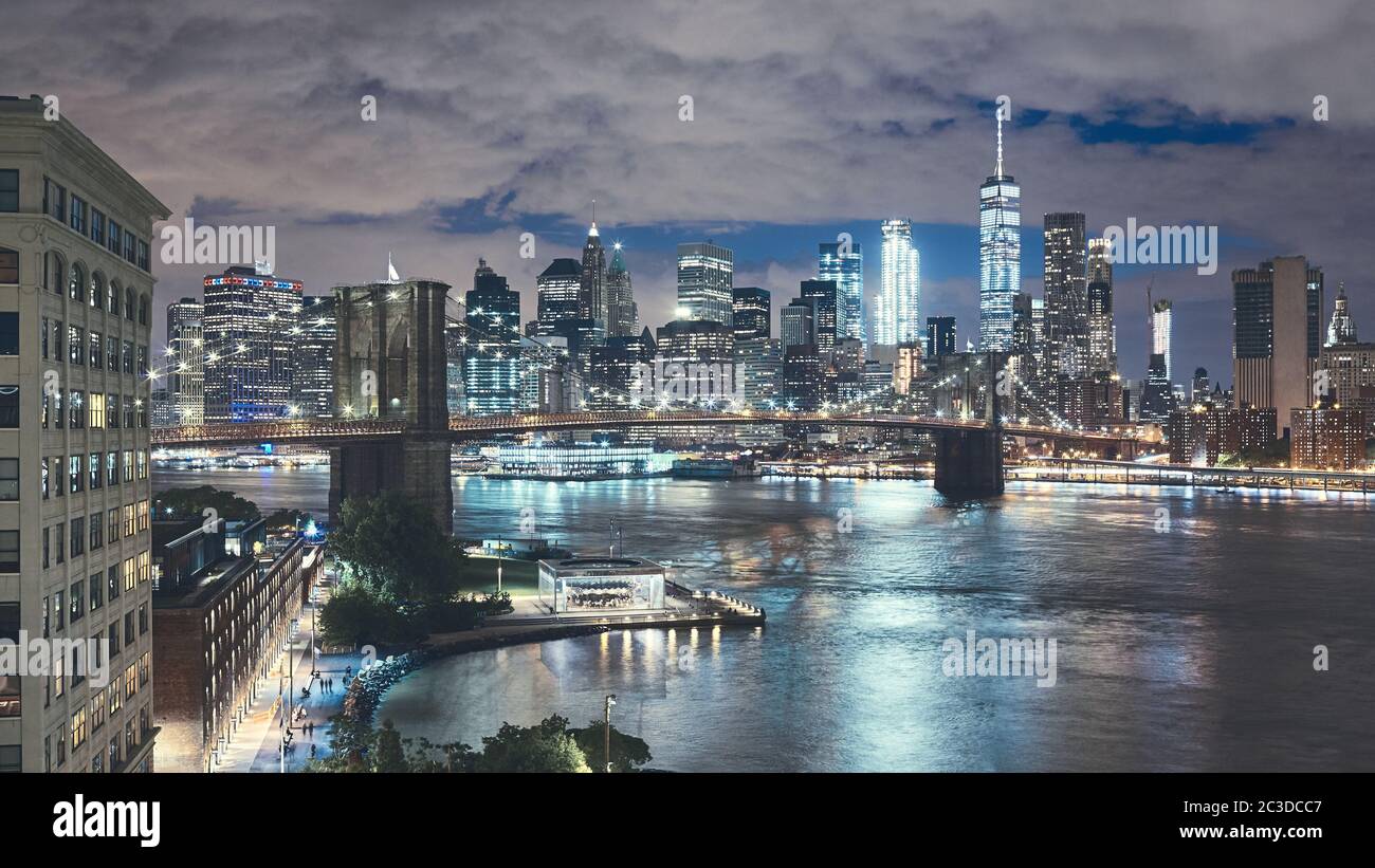 Brooklyn bridge manhattan bridge illuminated night hi-res stock ...