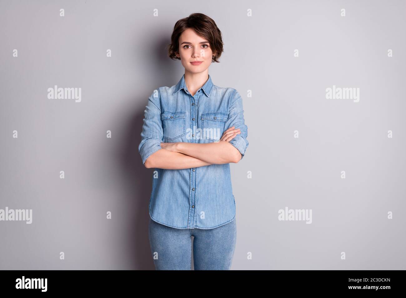 Photo of attractive business lady wavy bobbed hairdo arms crossed self ...