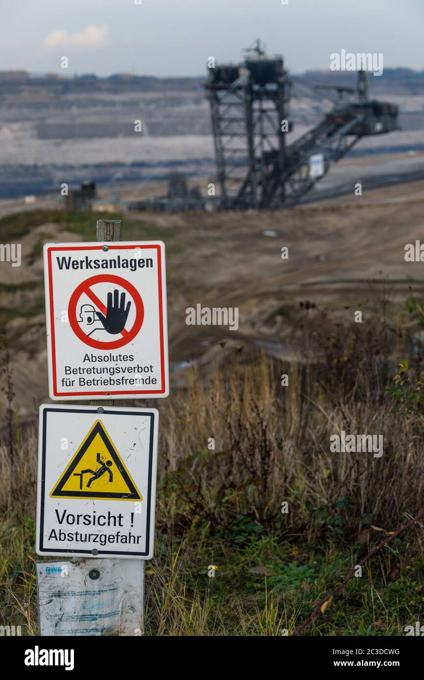 Warning sign and giant bucket wheel excavator hi-res stock photography ...