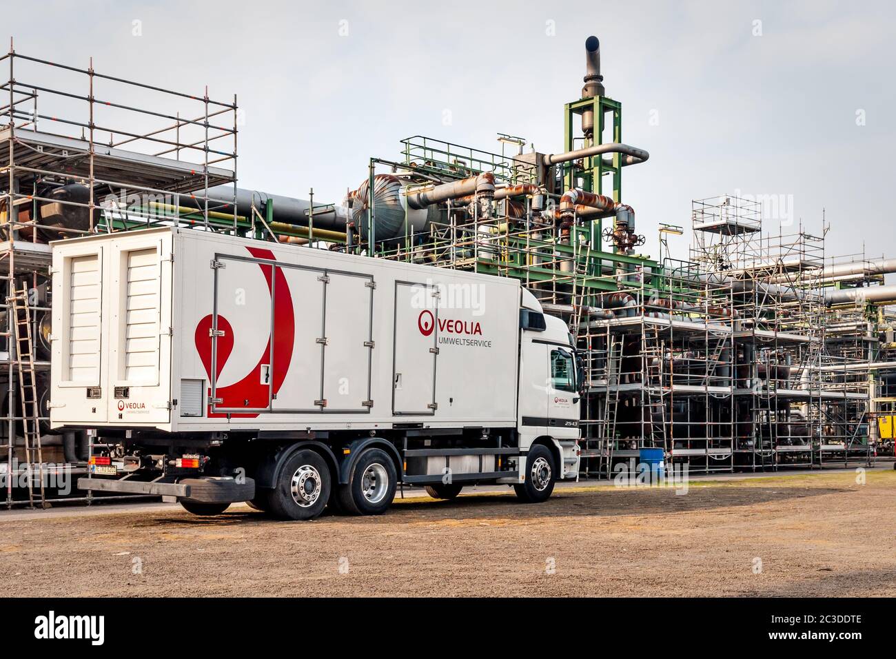 A high pressure technology truck of VEOLIA UMWELTSERVICE in front of an ...