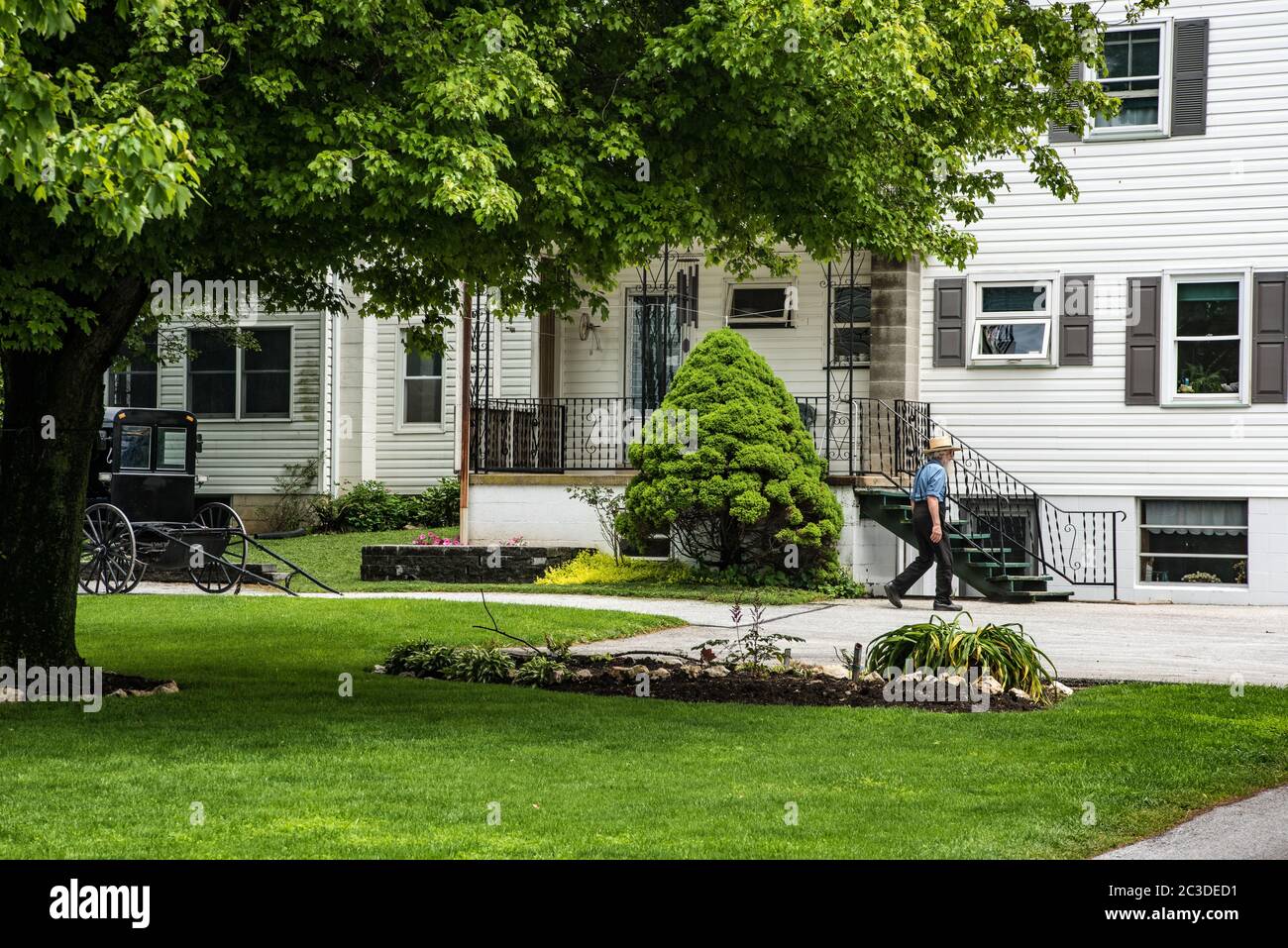 Amish, Lancaster county. amishman returning home Stock Photo - Alamy