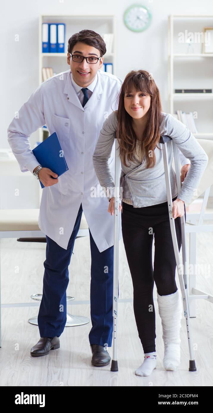 Doctor examining patient with broken leg Stock Photo - Alamy