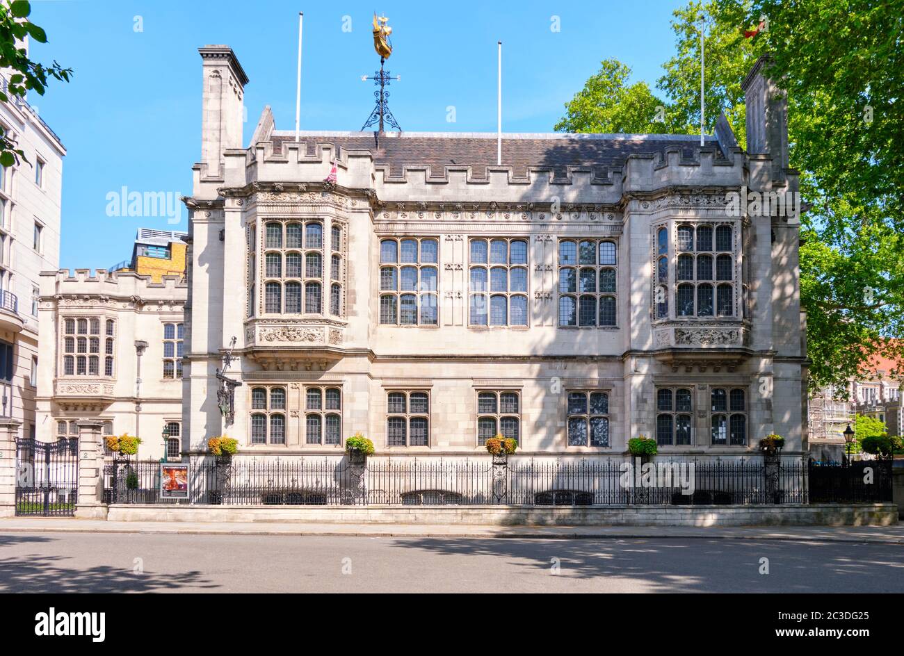 Two temple place public art gallery hi-res stock photography and images ...