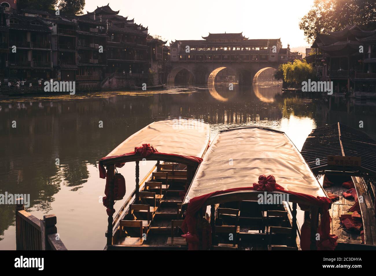 China wooden tourist boats hi-res stock photography and images - Alamy
