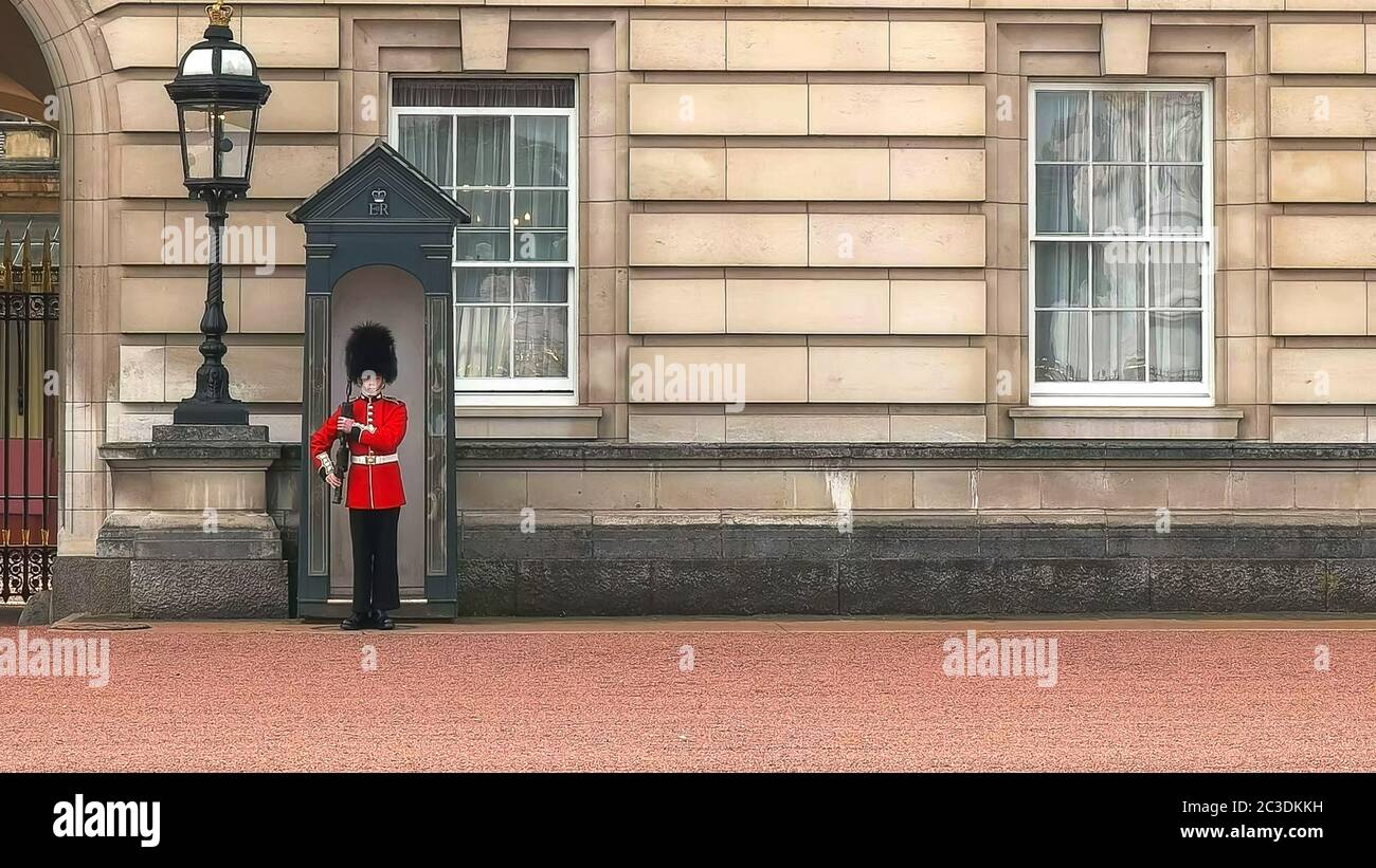 Buckingham palace and sentry box hi-res stock photography and images ...