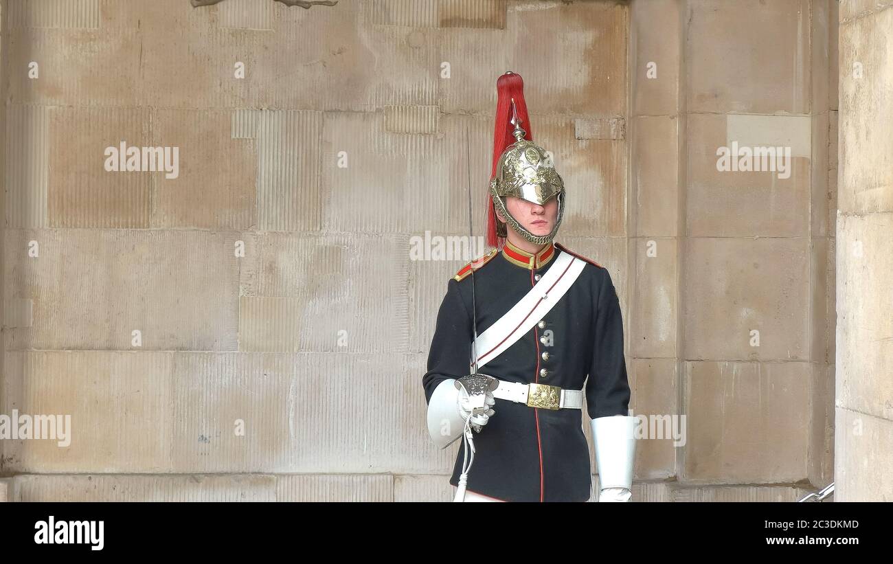 Queen red box buckingham palace hi-res stock photography and images - Alamy