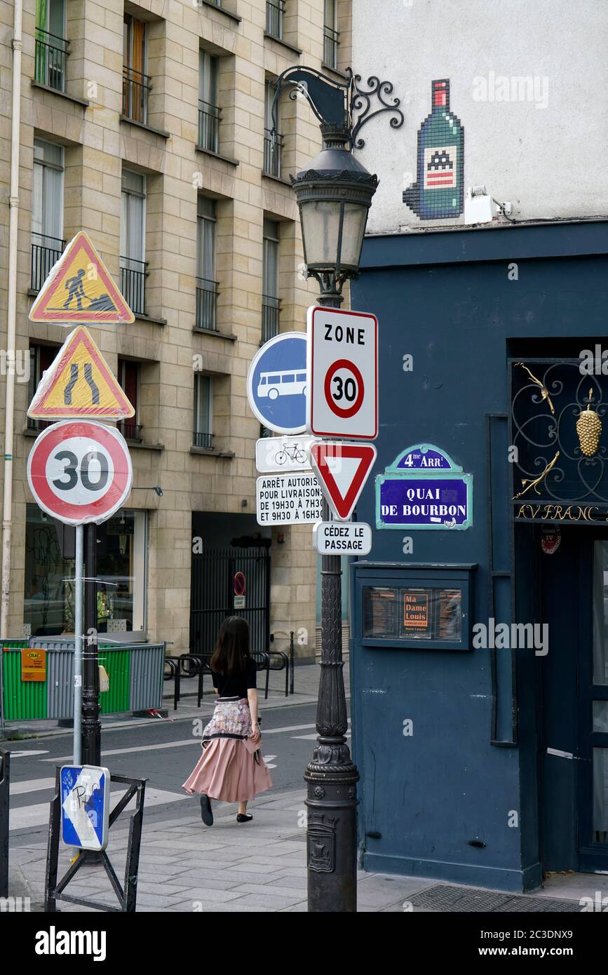 Paris road signs hi-res stock photography and images - Alamy