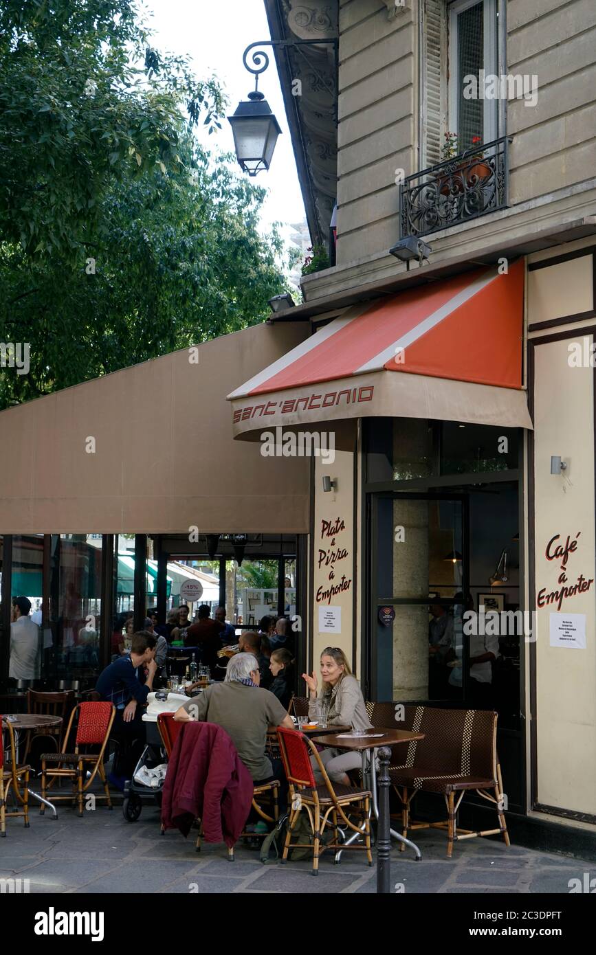 Meet outside restaurant hi-res stock photography and images - Alamy
