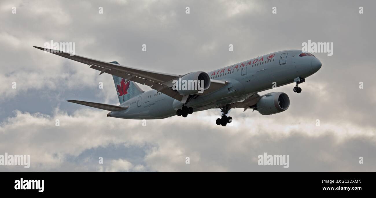 Air Canada Boeing 787 Dreamliner C-GHPQ on final approach to London ...