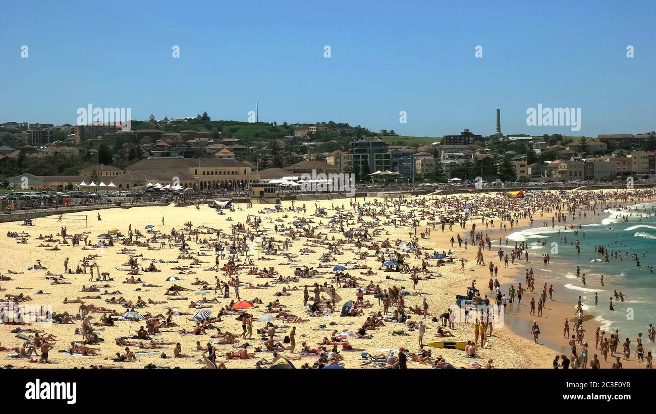 Bondi beach crowd australia hi-res stock photography and images - Alamy