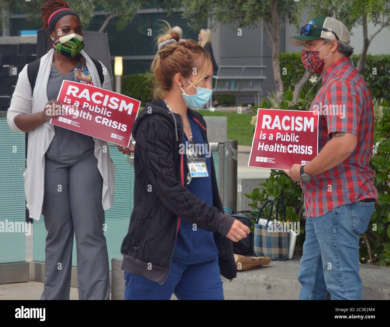 Nurses and health care workers at Kaiser Los Angeles Medical Center ...