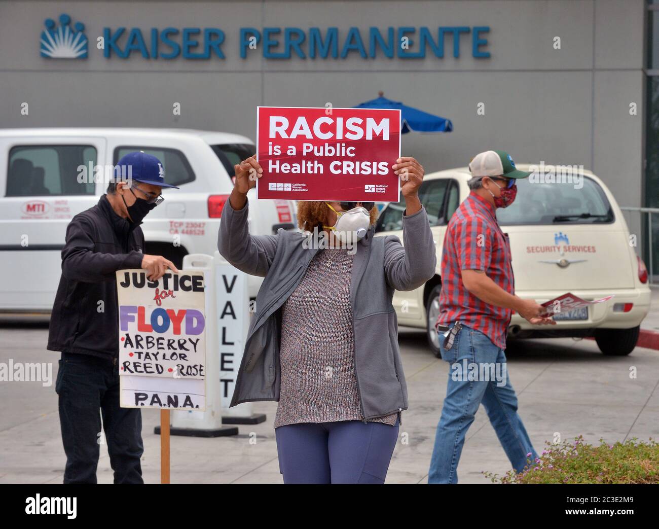 Nurses and health care workers at Kaiser Los Angeles Medical Center ...
