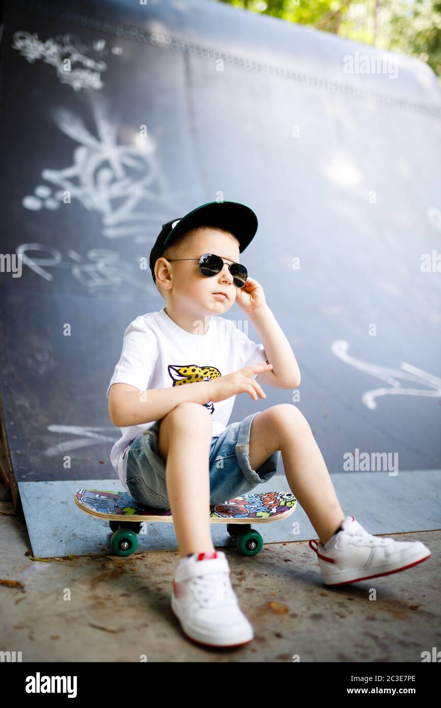 Young boy on skateboard hi-res stock photography and images - Alamy