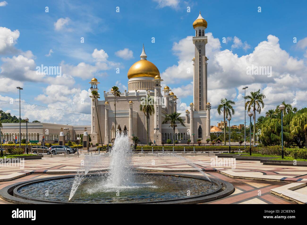 Dataran Masjid (engl.: Mosque Square) and Masjid Omar 'Ali Saifuddien ...