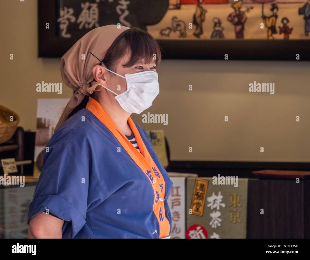 Japanese restaurant staff hi-res stock photography and images - Alamy