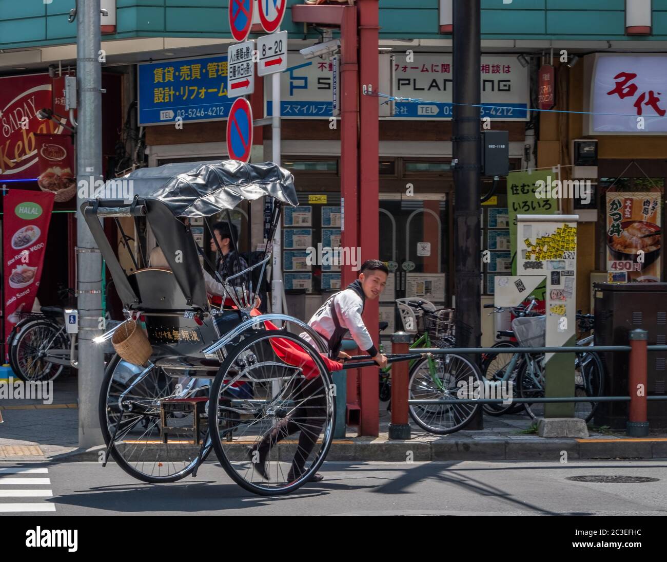 Rickshaw puller with tourists in the street of Asakusa, Tokyo, Japan ...