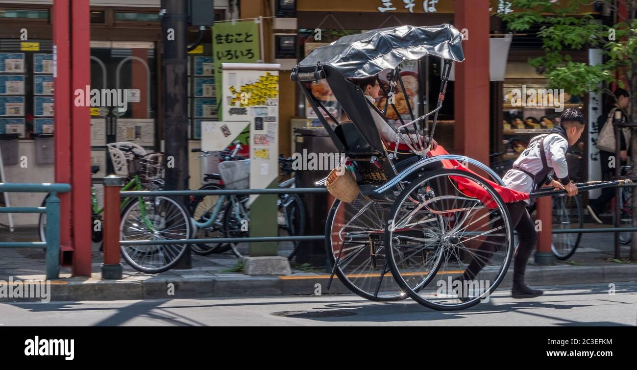 Rickshaw tourists people tokyo hi-res stock photography and images - Alamy