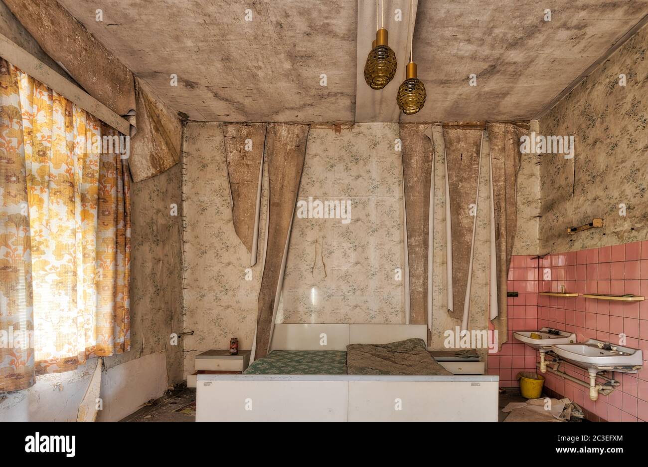 old hotel room room of horror Stock Photo - Alamy