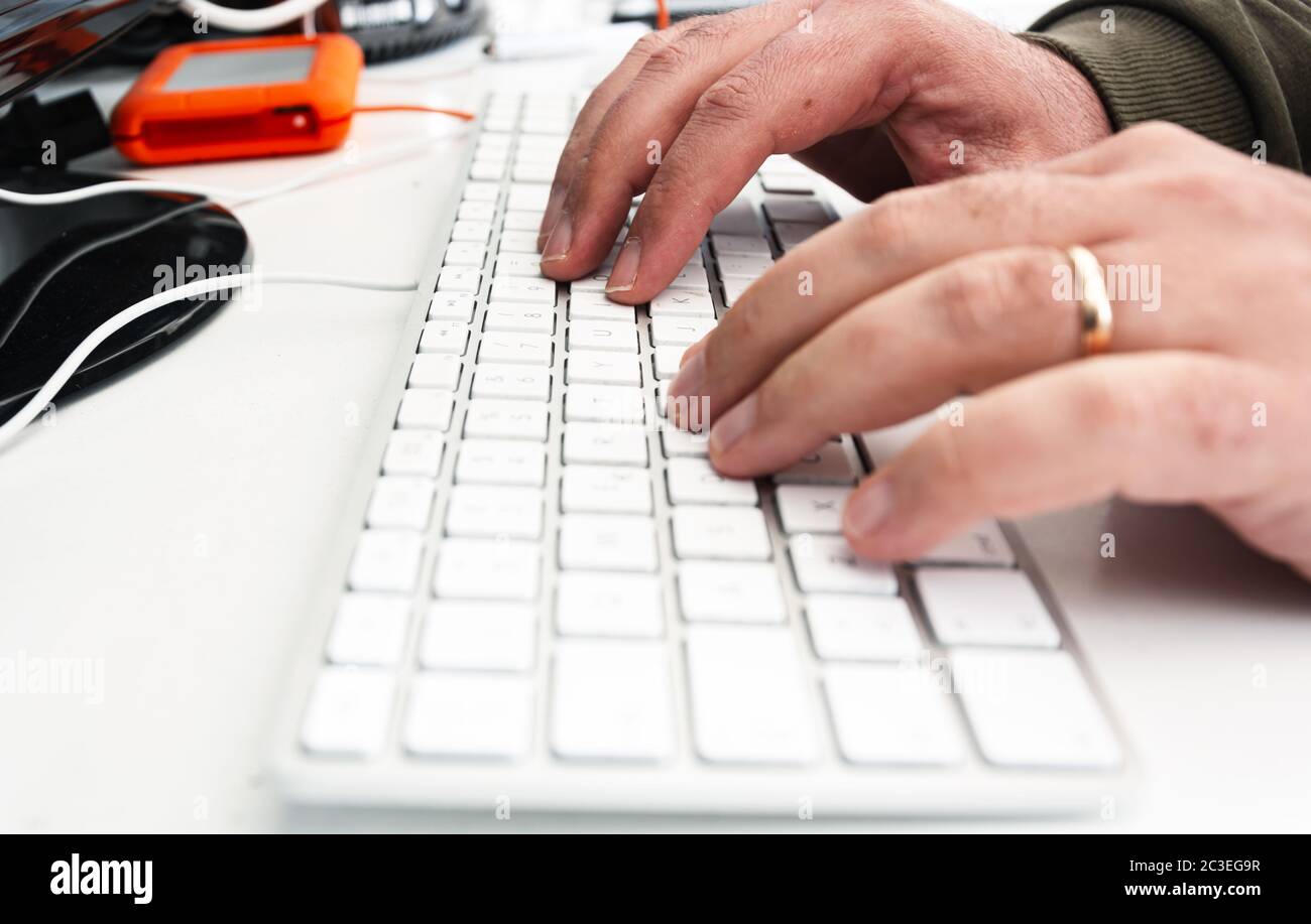 Male hands computer keyboard hi-res stock photography and images - Alamy