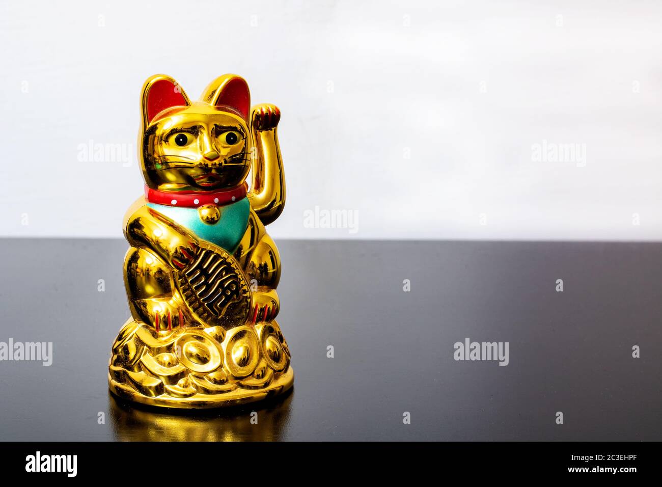 Japanese cat symbol coins hi-res stock photography and images - Alamy