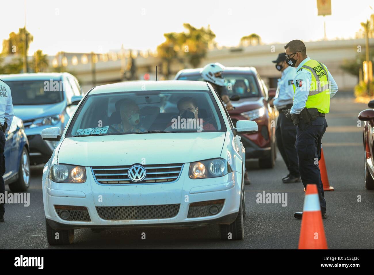 Operaciones seguras hi-res stock photography and images - Alamy