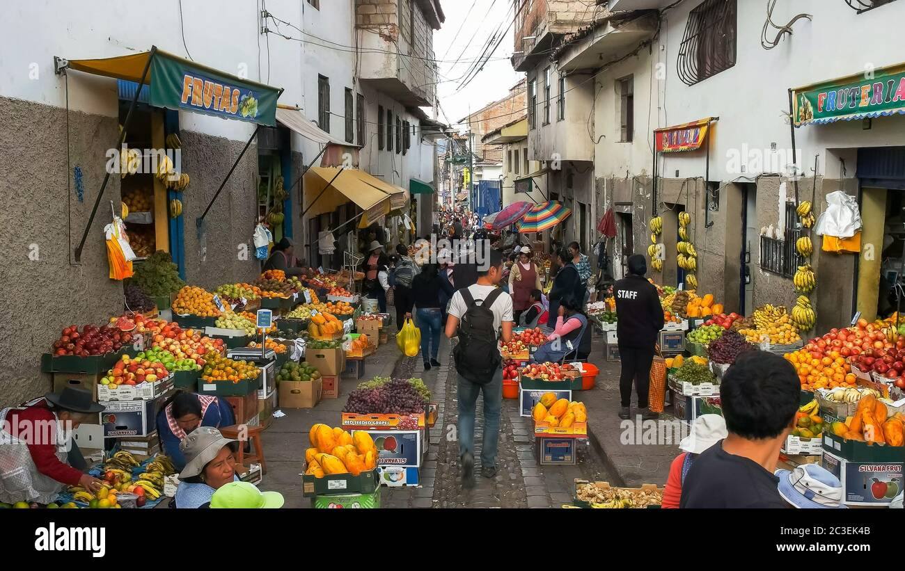 Cusco market wide hi-res stock photography and images - Alamy