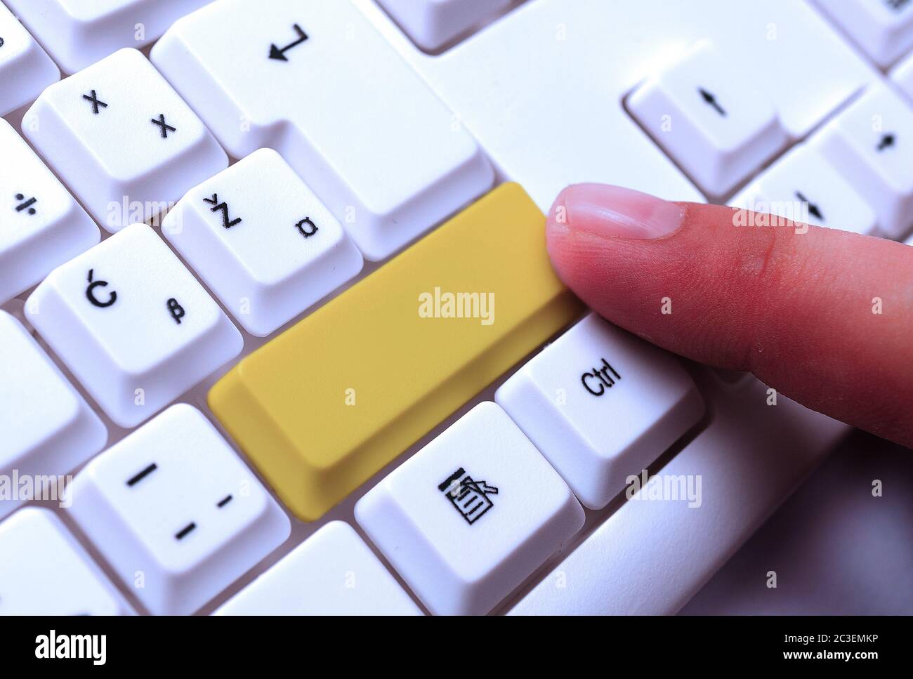 White Pc Keyboard With Empty Note Paper Above White Key Copy Space ...