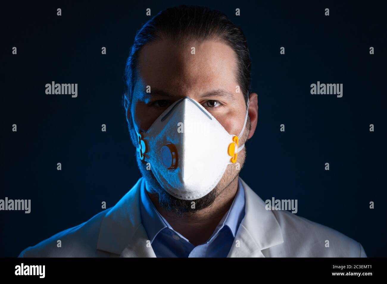 Medical doctor wearing a respiratory mask. Blue light emergency and ...
