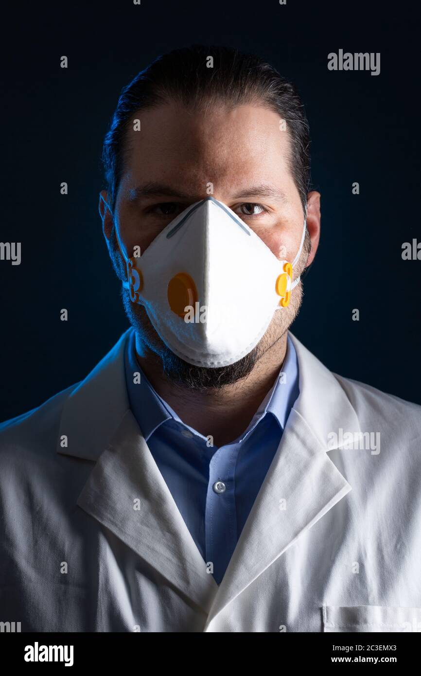 Medical doctor wearing a respiratory mask. Blue light emergency and ...