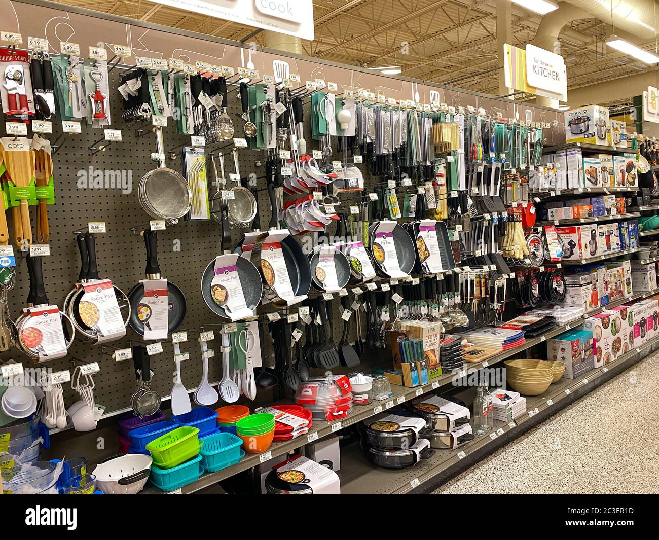 Kitchen utensil store display hi-res stock photography and images - Alamy