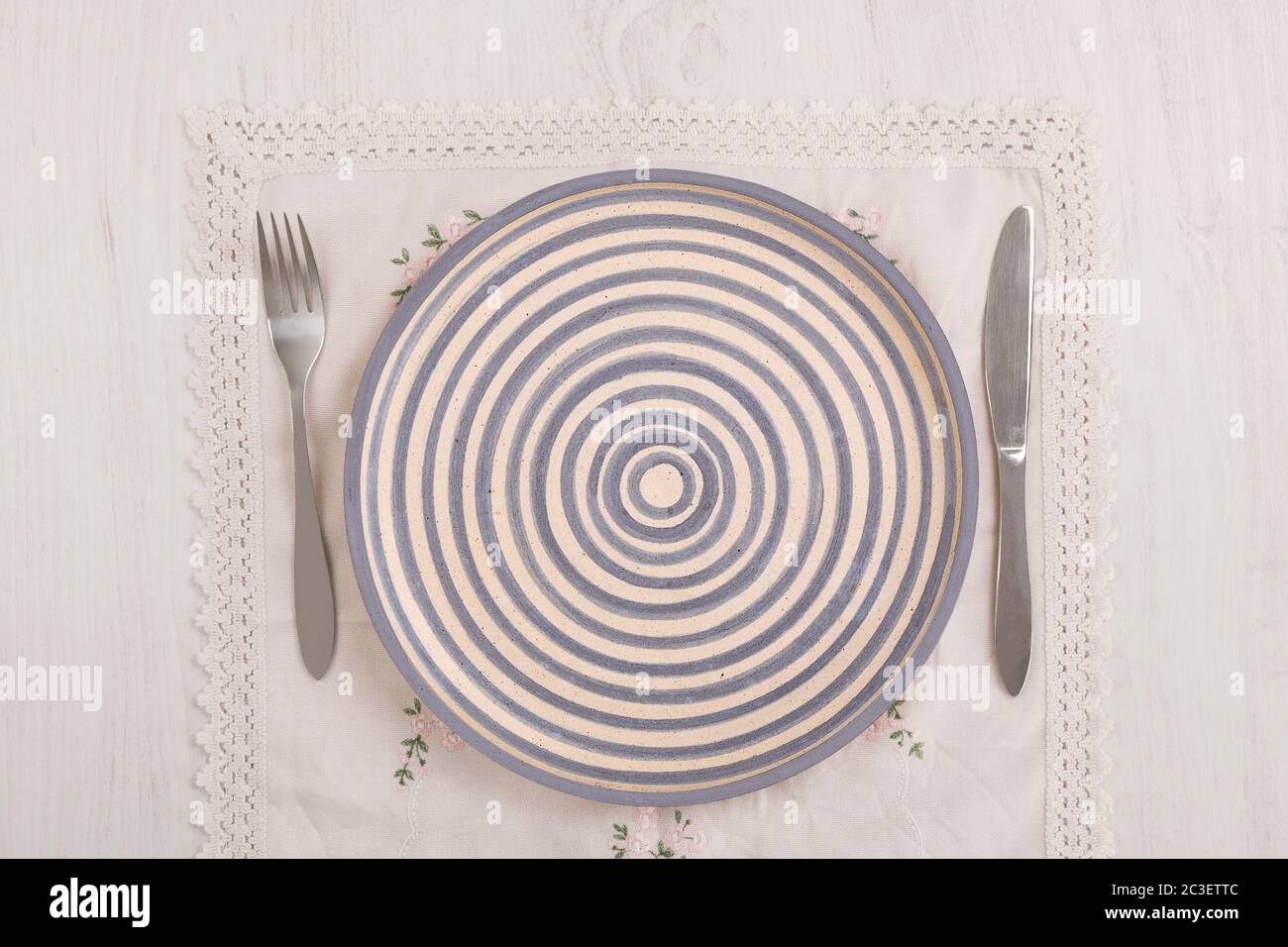 Empty dining table from above hi-res stock photography and images - Alamy