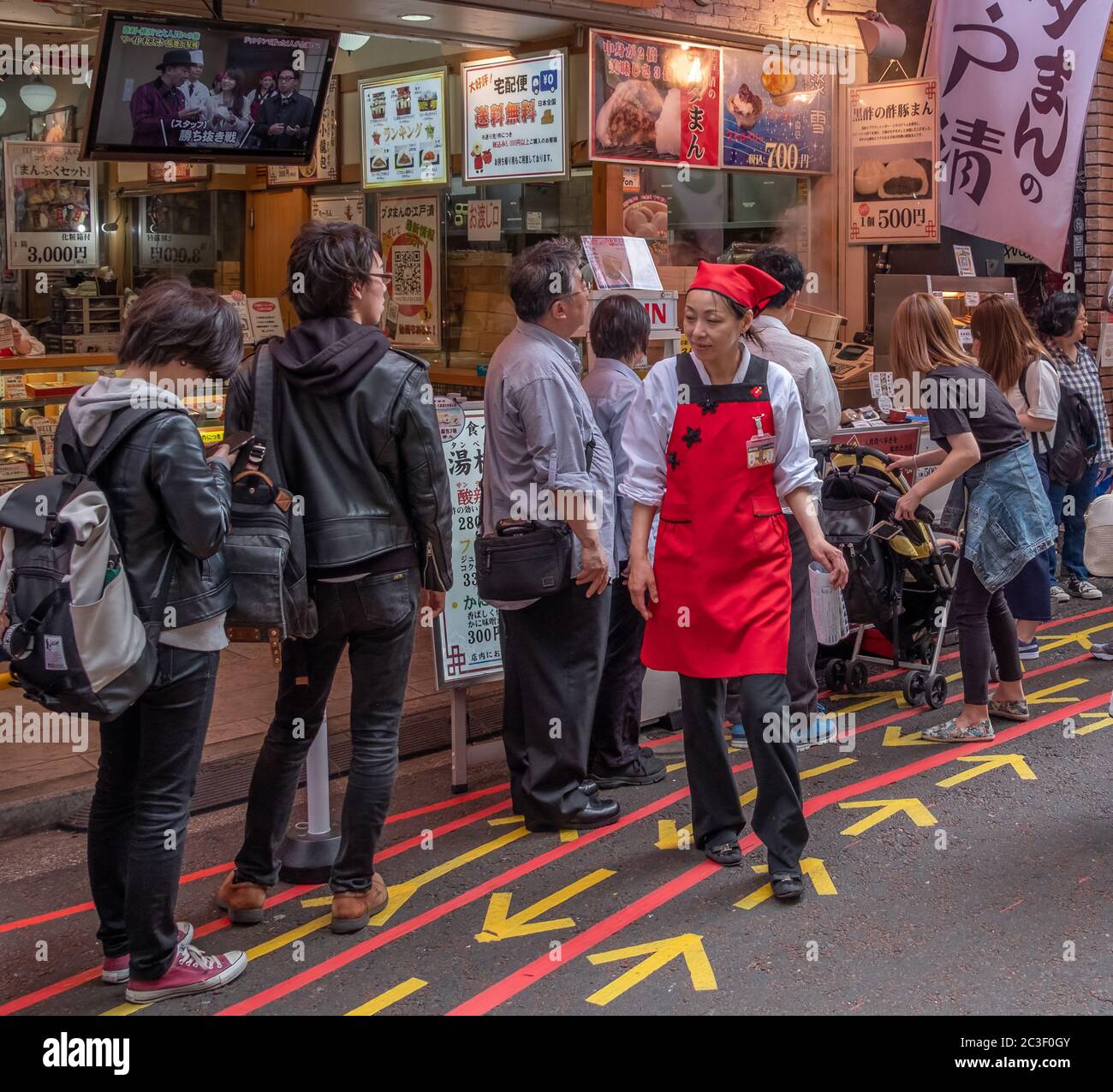 Customers outside a restaurant in Yokohama Chinatown street, Japan ...
